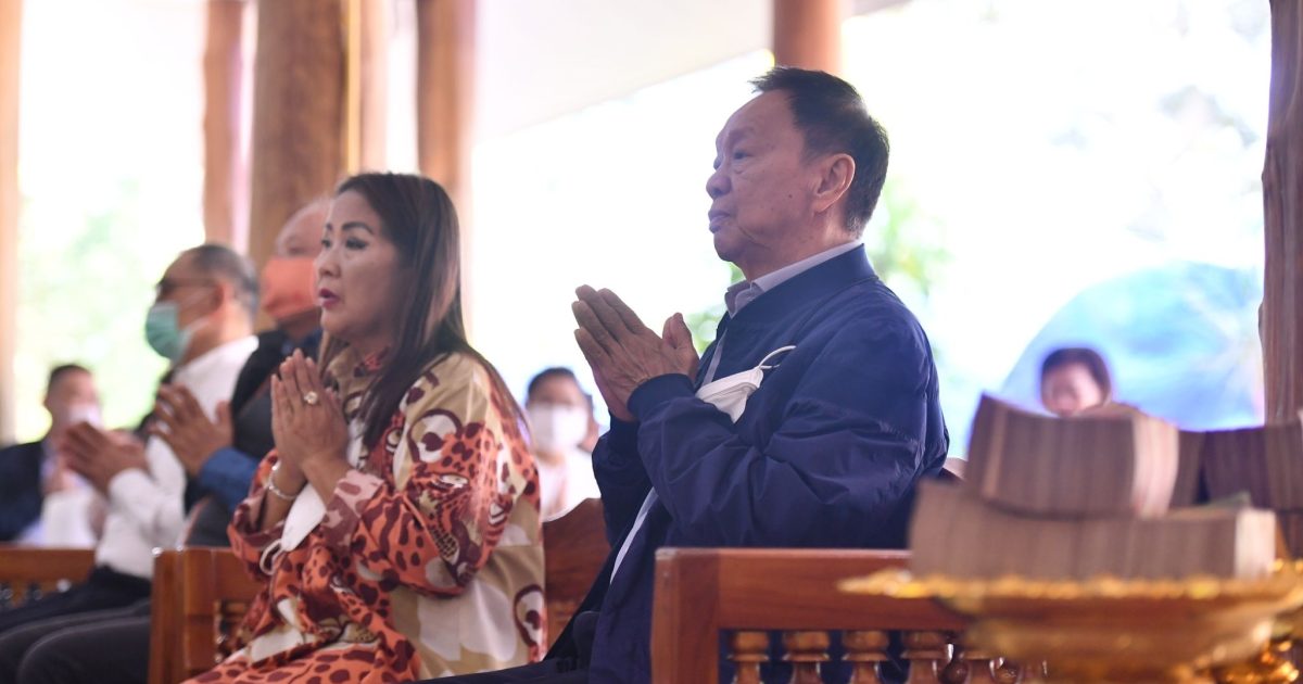 พล.ต.อ.พัชรวาท วงษ์สุวรรณ อดีด ผบ.ตร.และคณะในโอกาสมาเป็นประธานในพิธีทอดกฐินณ วัดเจริญวิจิตรรังสี ...