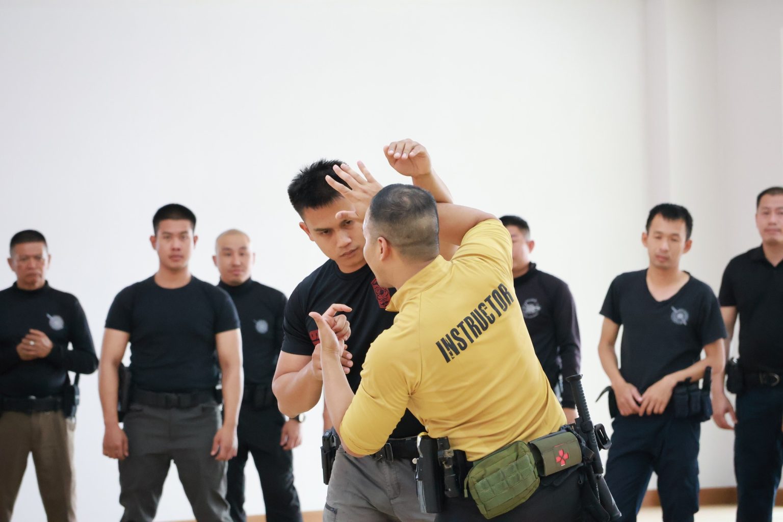 เสริมแกร่ง! ฝึกเข้ม การใช้กระบองดิ้วและปืนช็อตไฟฟ้าทาง ยุทธวิธี – สถานีตำรวจภูธรแม่จัน จังหวัด ...