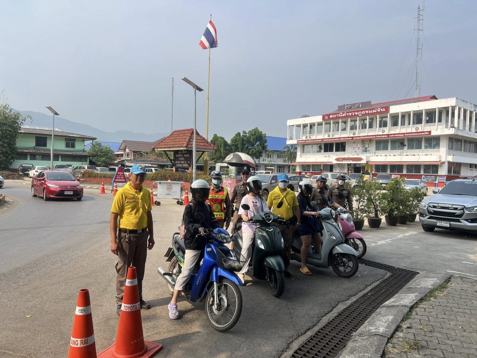 “จิตอาสาจราจร”รณรงค์ขับขี่ปลอดภัยสวมหมวกนิรภัย เพื่อลดอุบัติเหตุในช่วงเทศกาลสงกรานต์ สภ.แม่จัน ...
